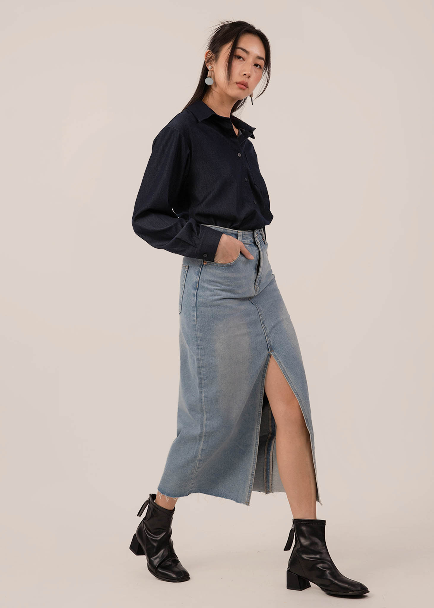 High Definition Style Denim Slit Skirt in Mid Denim | 6STYLE