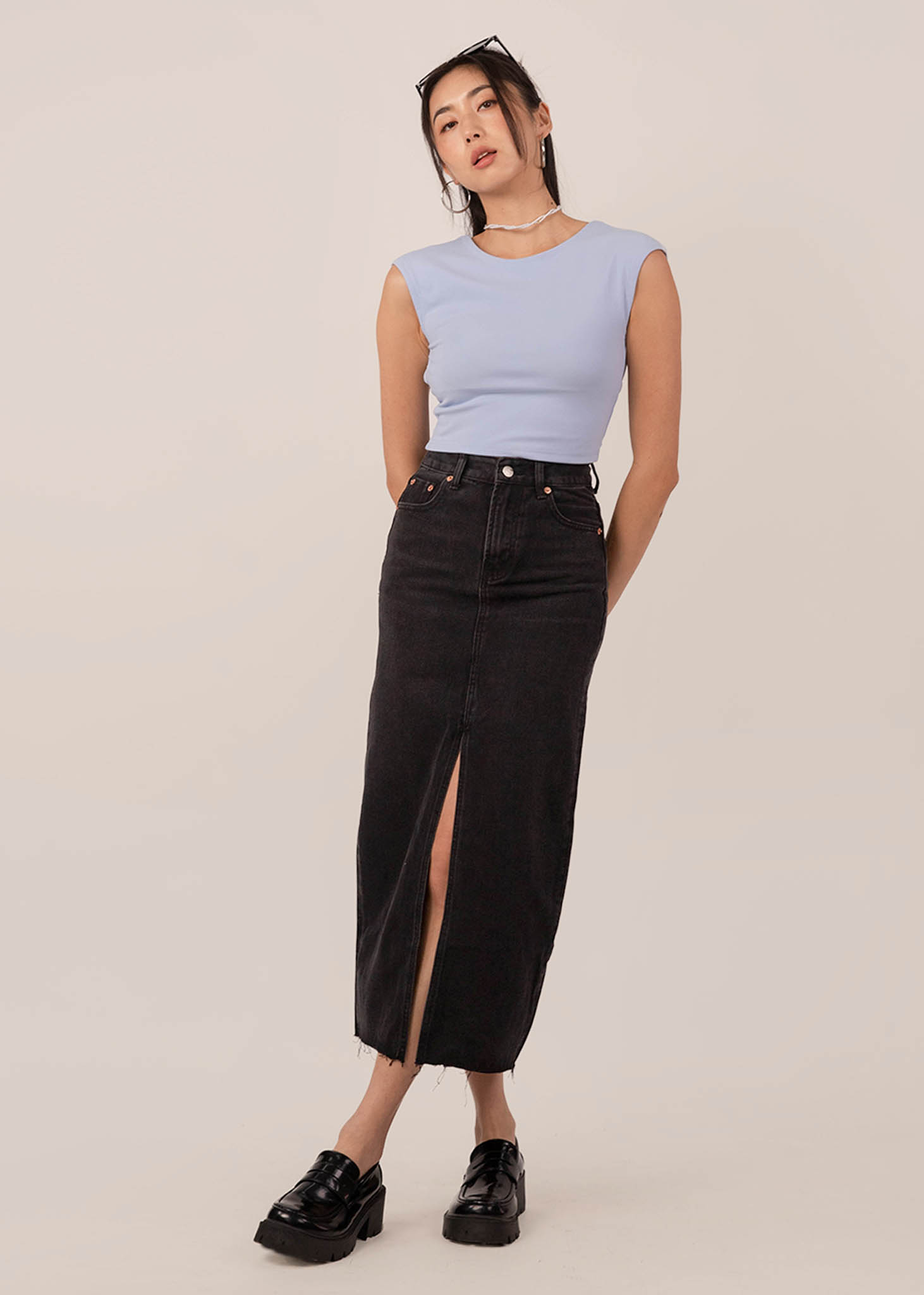 High Definition Style Denim Slit Skirt in Black | 6STYLE